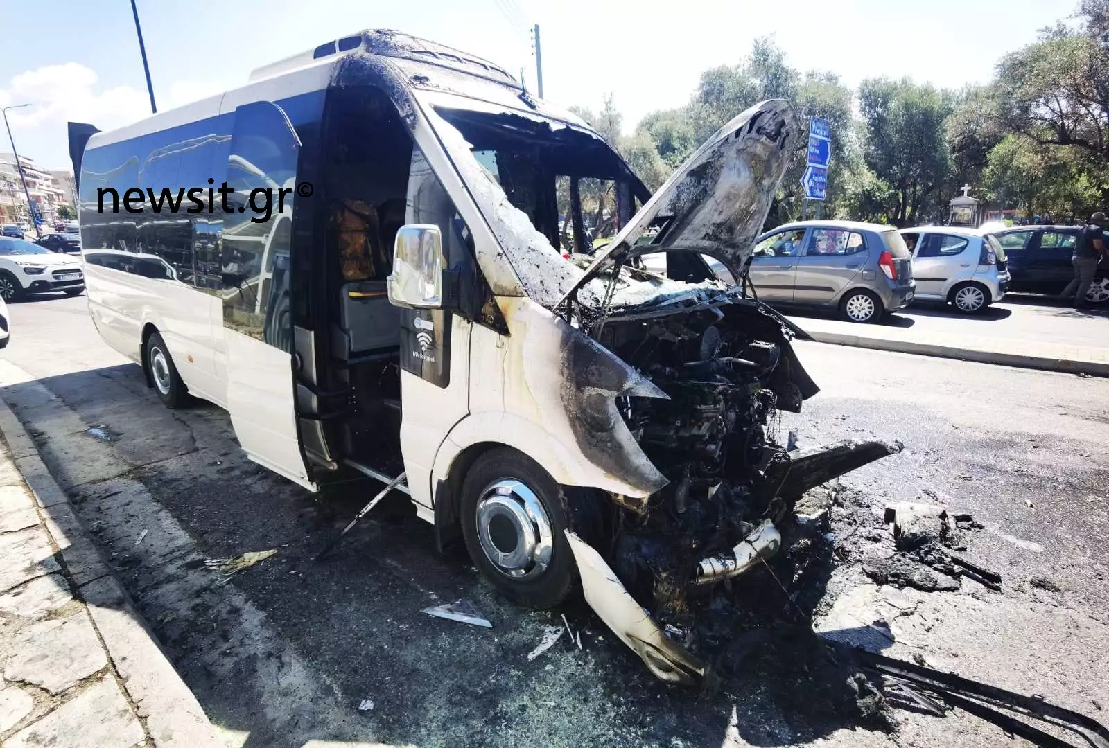 Καταστράφηκε το τουριστικό λεωφορείο που τυλίχθηκε στις φλόγες στη ...