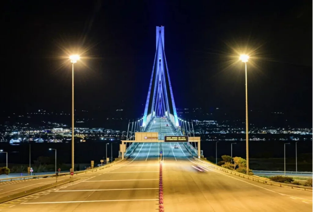 Γέφυρα Ρίου-Αντιρρίου: Δείτε την εντυπωσιακή φωταγώγηση της ΦΩΤΟ ...