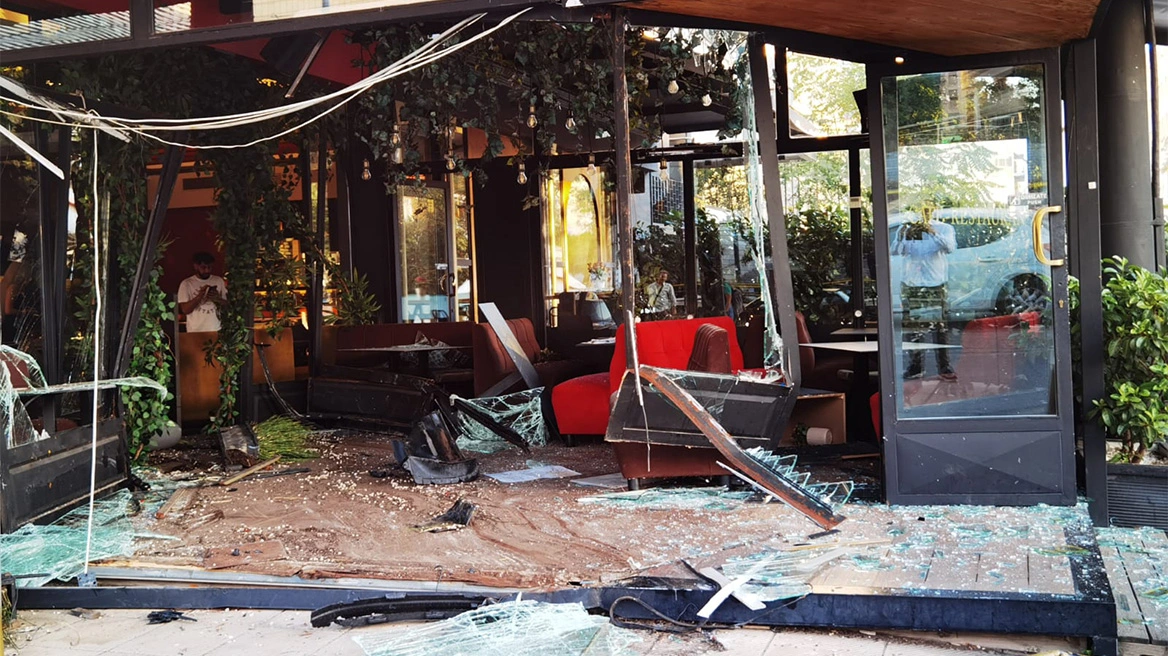 Υπό την επήρεια αλκοόλ ο οδηγός που έπεσε σε τζαμαρία καφετέριας στη ...