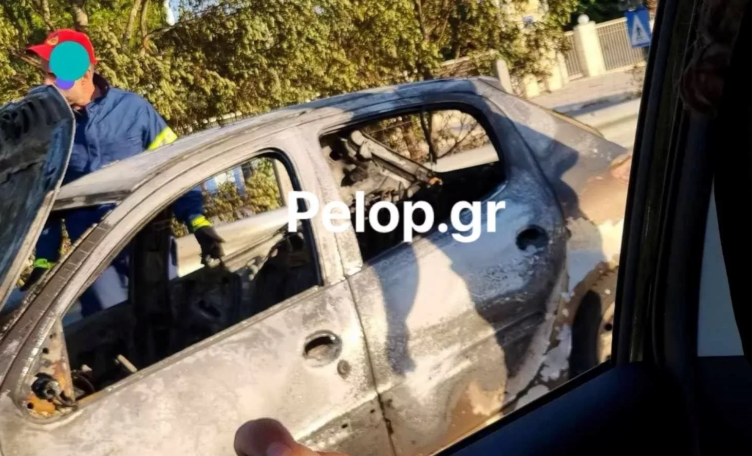 Εθνική οδός Πατρών - Αθηνών: Αυτοκίνητο κάηκε ολοσχερώς στη μέση του ...