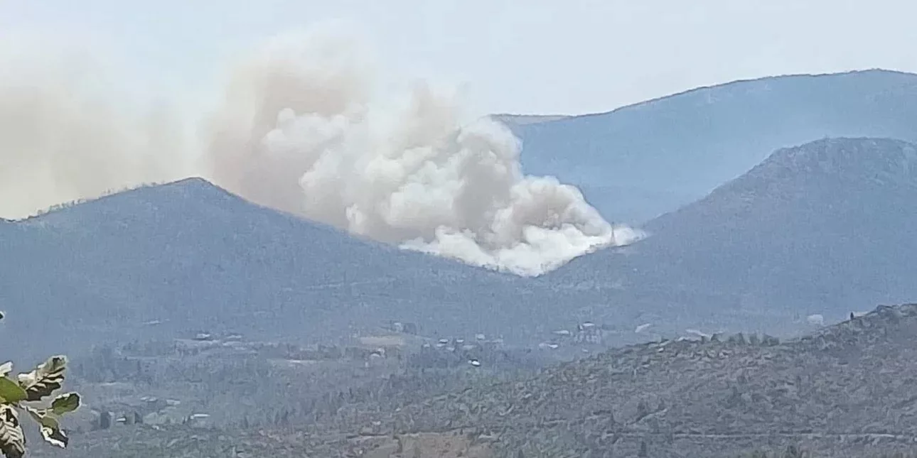Φωτιά στο Κατσιμίδι Πάρνηθας, έχουν κινητοποιηθεί 60 πυροσβέστες, 5 ...