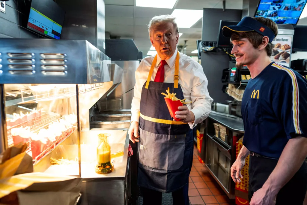 Τραμπ: Με ποδιά τηγάνισε πατάτες στα McDonald’s για να «τρολάρει» την ...