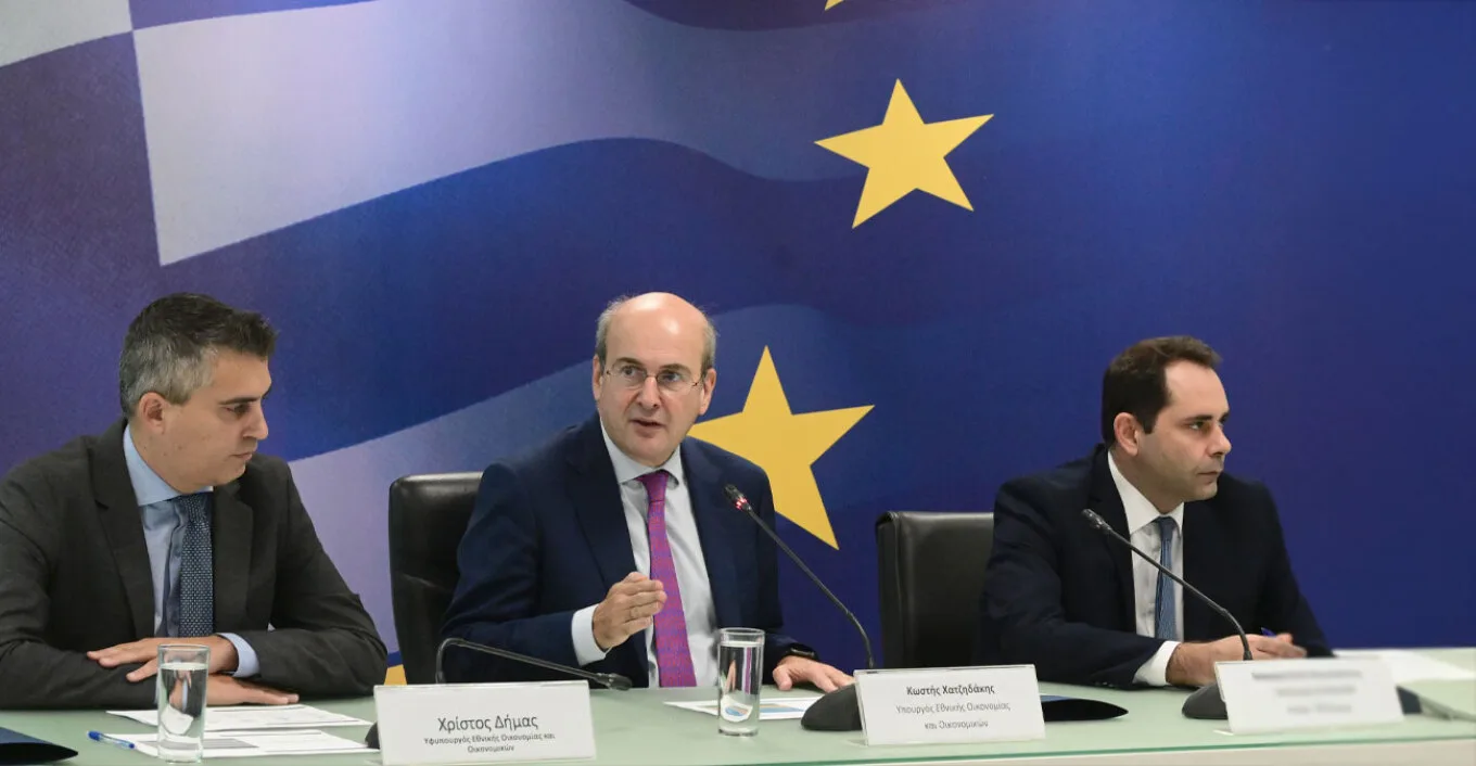 4 αλλαγές στο φορολογικό: Κατάργηση τέλους επιτηδεύματος, αφορολόγητα ...