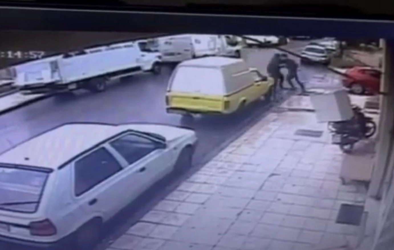 Τρίκαλα: ΒΙΝΤΕΟ ΝΤΟΚΟΥΜΕΝΤΟ από ληστεία σε βάρος υπαλλήλου που μετέφερε ...