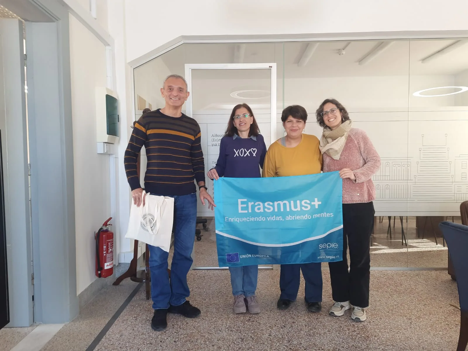 Πάτρα: Επίσκεψη Ισπανίδων εκπαιδευτικών στο Γυμνάσιο Σαραβαλίου για Job ...