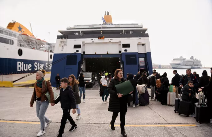 Σαντορίνη: Τουλάχιστον 3.000 άτομα έχουν φύγει από το νησί, γεμάτα τα ...