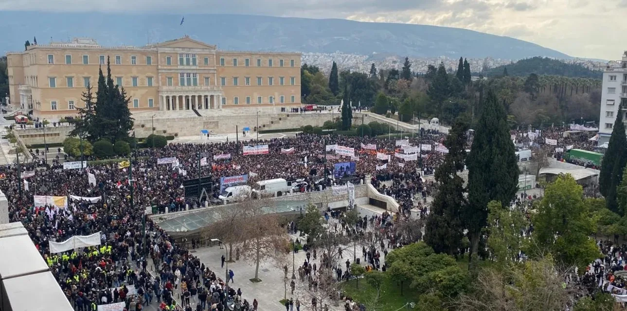 Τέμπη: «Είμαστε η φωνή των 57 παιδιών» ΖΩΝΤΑΝΗ εικόνα από το Σύνταγμα ...