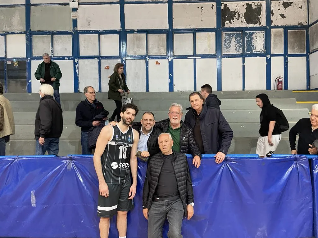 Η φωτογραφία και τα χαμόγελα από παράγοντες του Απόλλωνα για τη νίκη ...