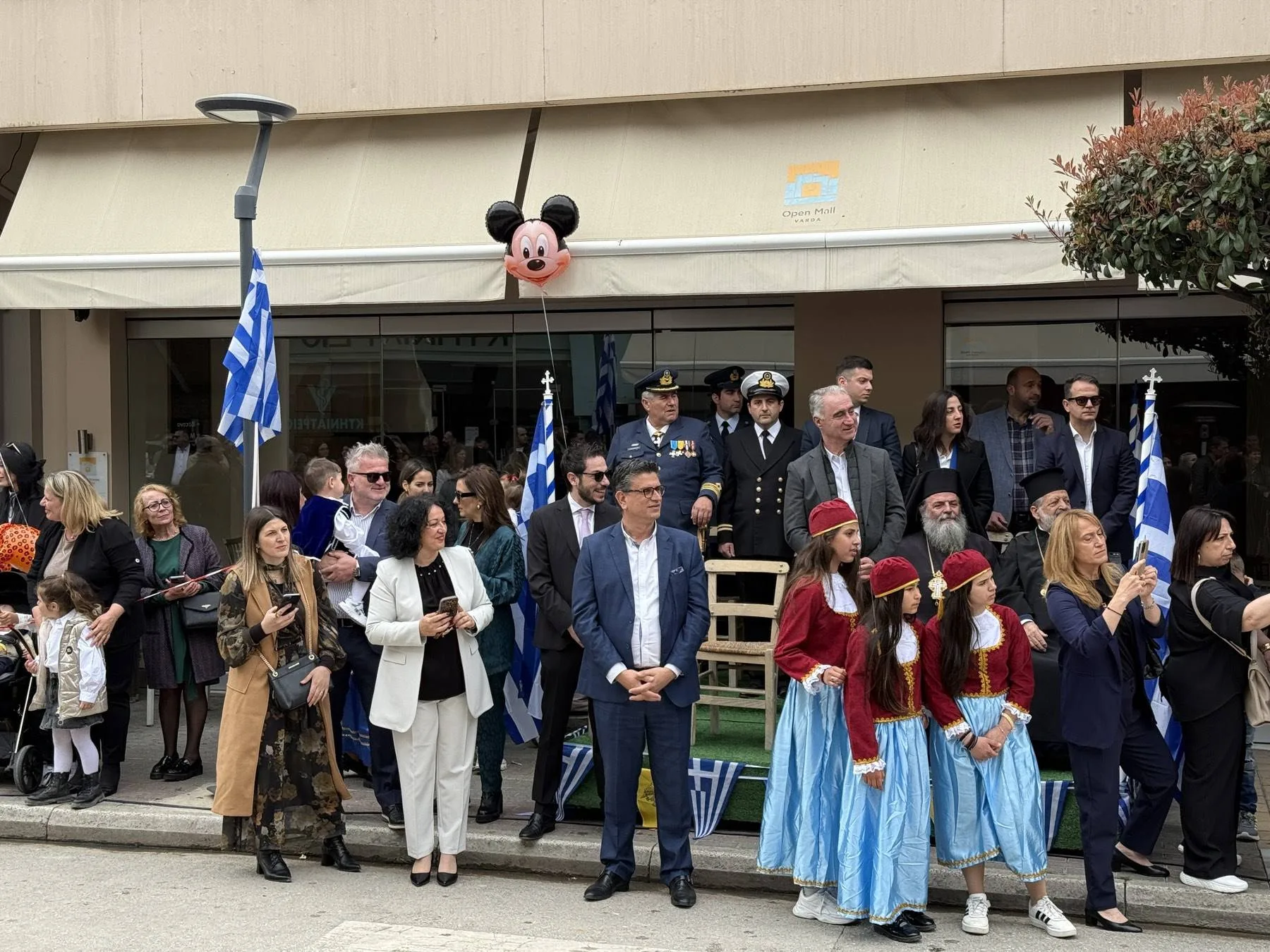 Στα Λεχαινά είδε την παρέλαση ο δήμαρχος Κυλλήνης-Ανδραβίδας Γιάννης ...