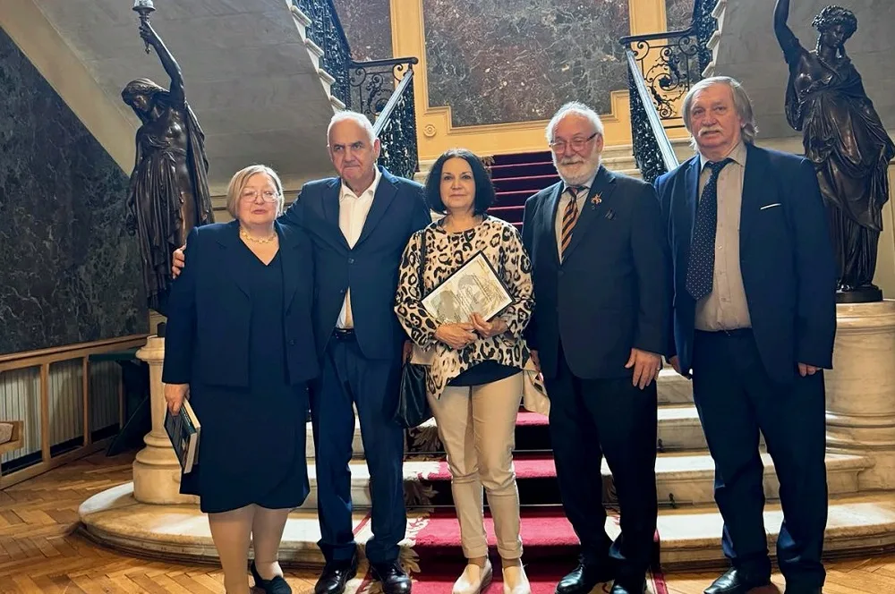 Διεθνές βραβείο για τον Αντώνη Σκιαθά - Έγινε ο πρώτος Έλληνας ποιητής ...