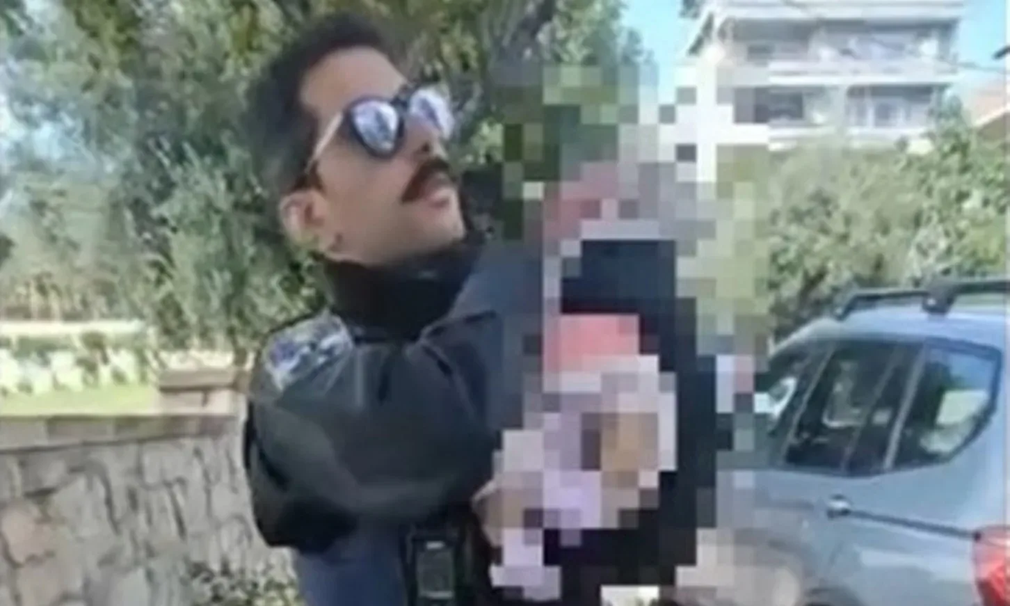 Η στιγμή που Αστυνομικός βρίσκει το βρέφος δίπλα σε κάδο στον Αλιμο ...