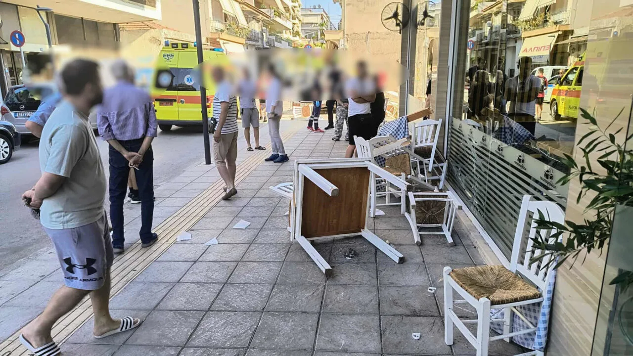 «Εισβολή» ΙΧ σε κατάστημα στο Αγρίνιο, παρέσυρε τραπεζοκαθίσματα και τα ...
