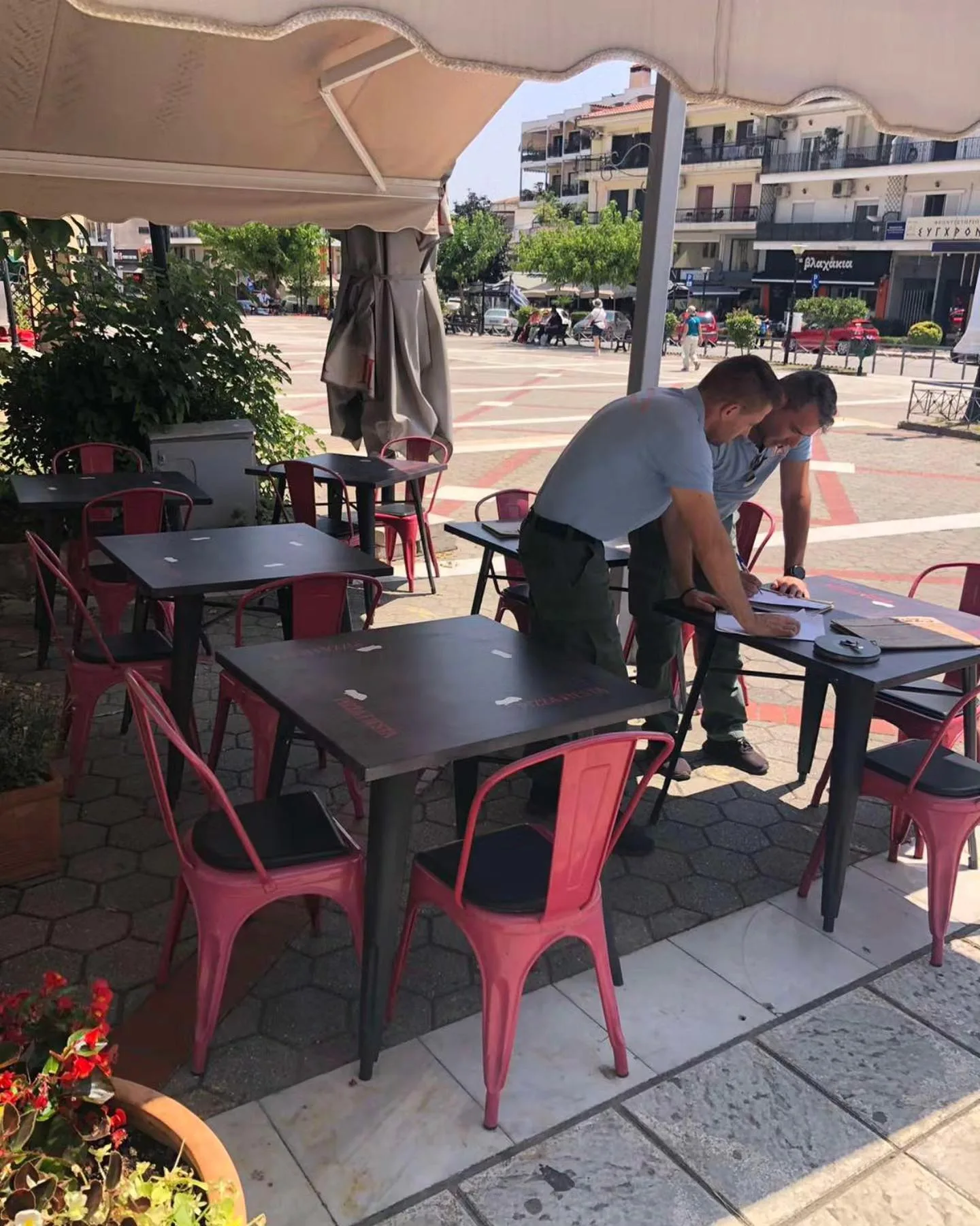 Επεσαν τα πρώτα πρόστιμα για παράνομα τραπεζοκαθίσματα! | ΕΙΔΗΣΕΙΣ