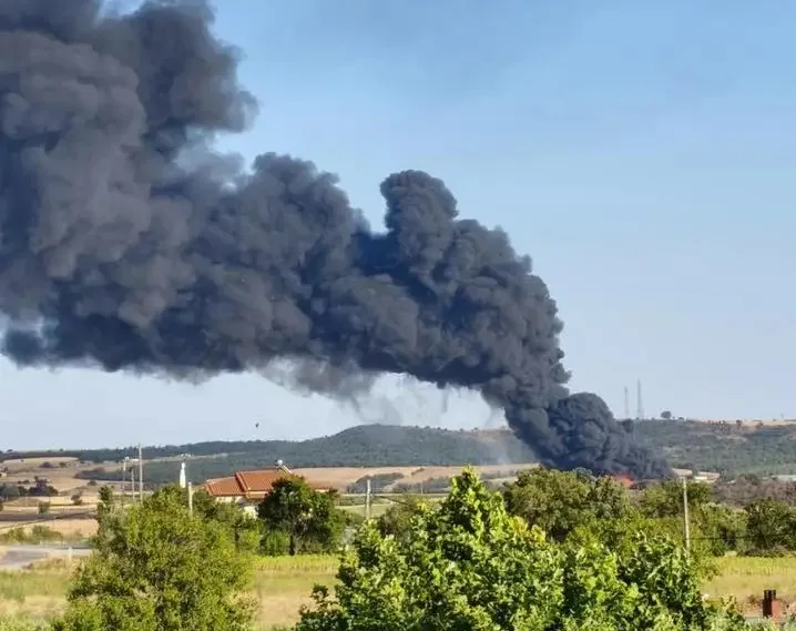 Αλεξανδρούπολη: Φωτιά σε βιοτεχνία ανακύκλωσης - Τοξικοί καπνοί στον ...