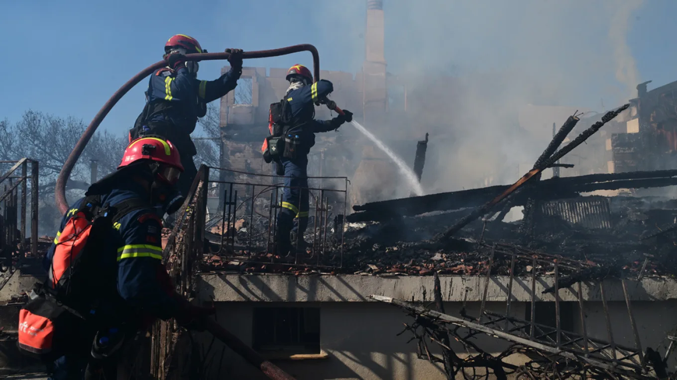 Φωτιά στη Ραφήνα: Καταστροφές σε σπίτια και 57 απεγκλωβισμοί σε Ραφήνα ...