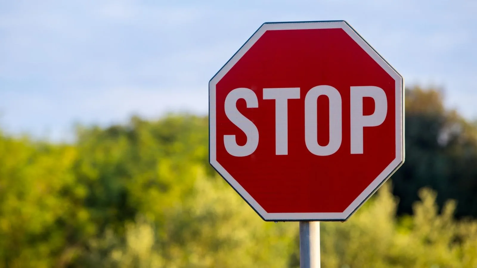 Κάτω Αχαΐα: Έκρυψε πινακίδα STOP με πανί και συνελήφθη | ΕΙΔΗΣΕΙΣ